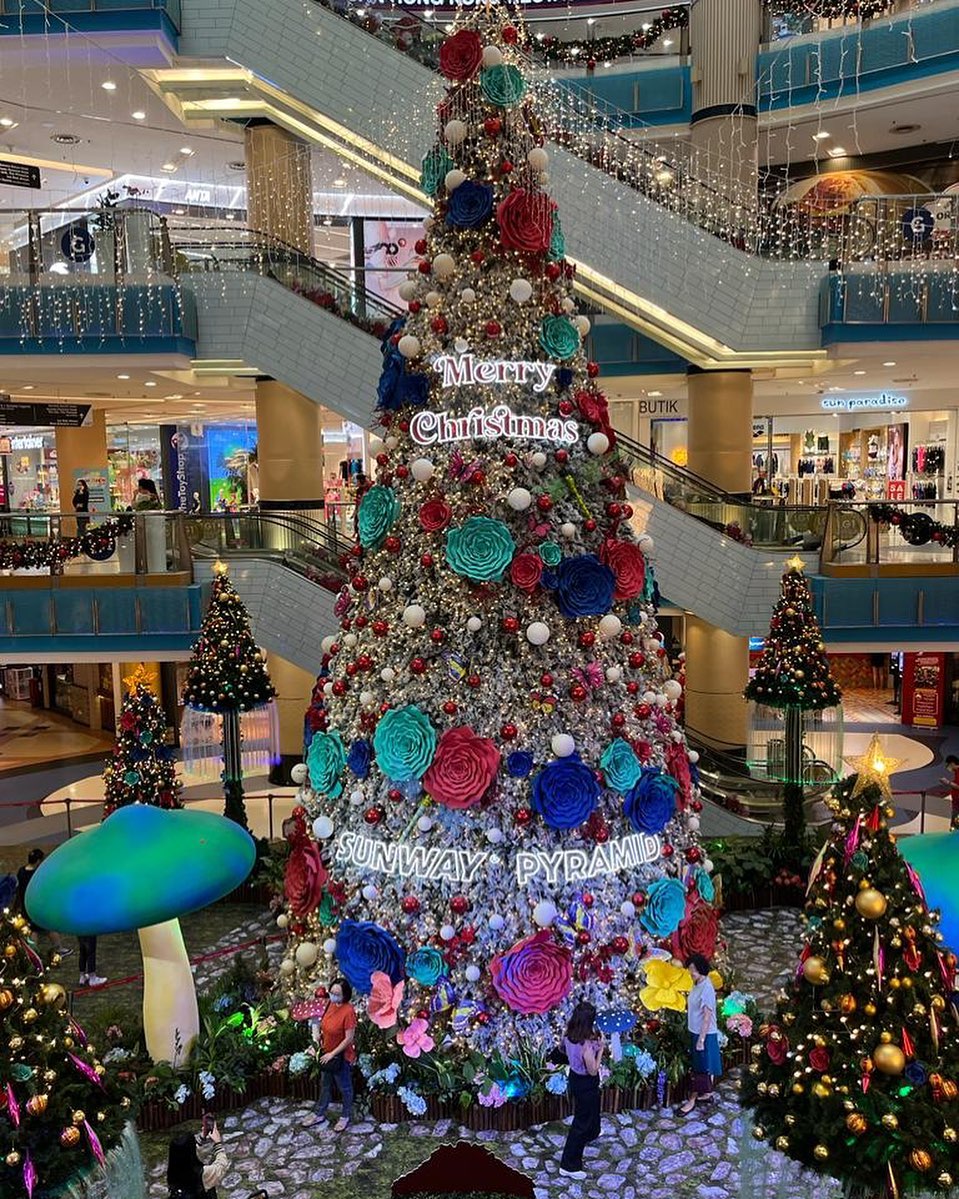 Capture Your Festive Spirit With These 8 Christmas Mall Decorations In ...